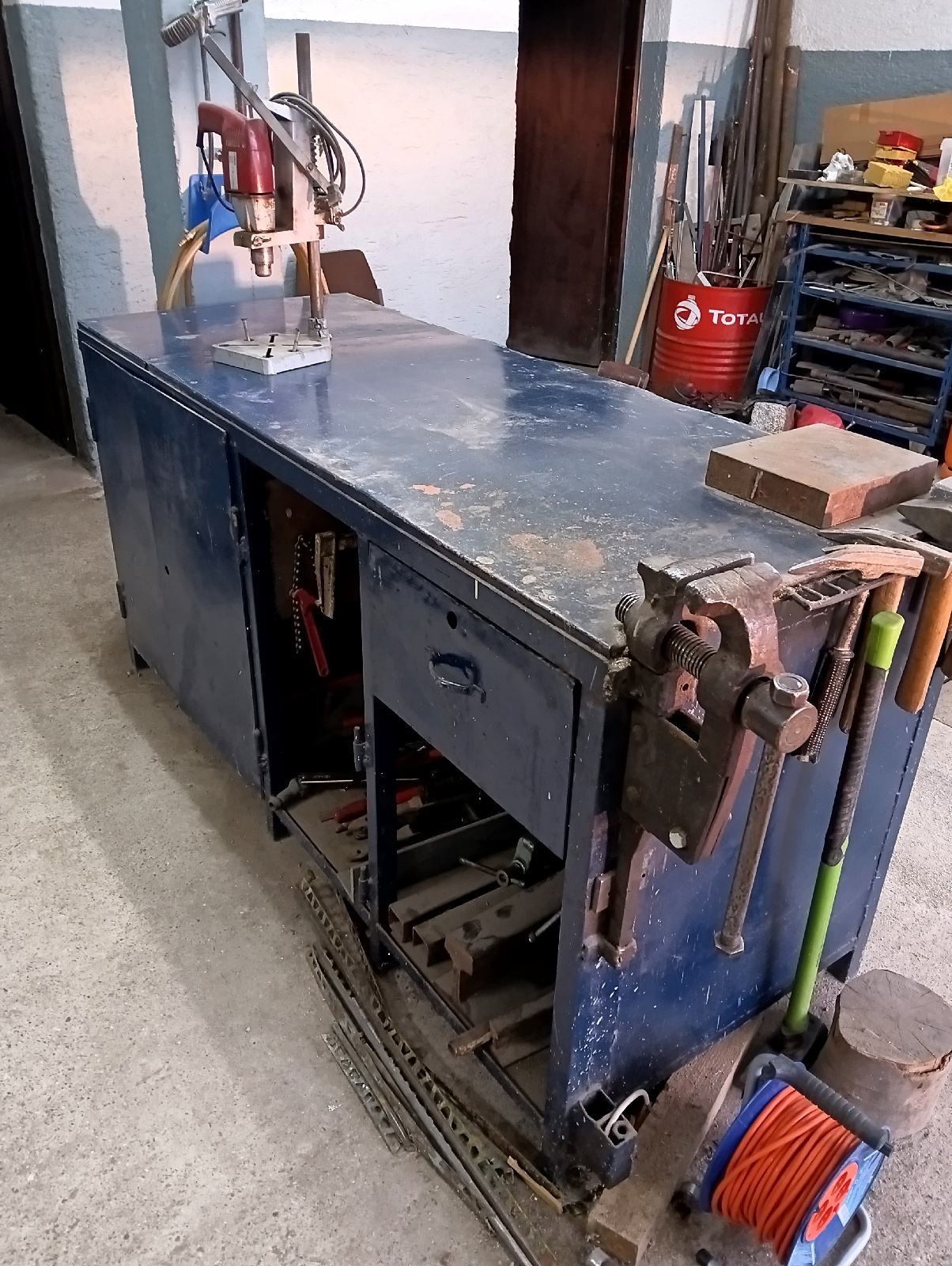 Metalni radionički stol