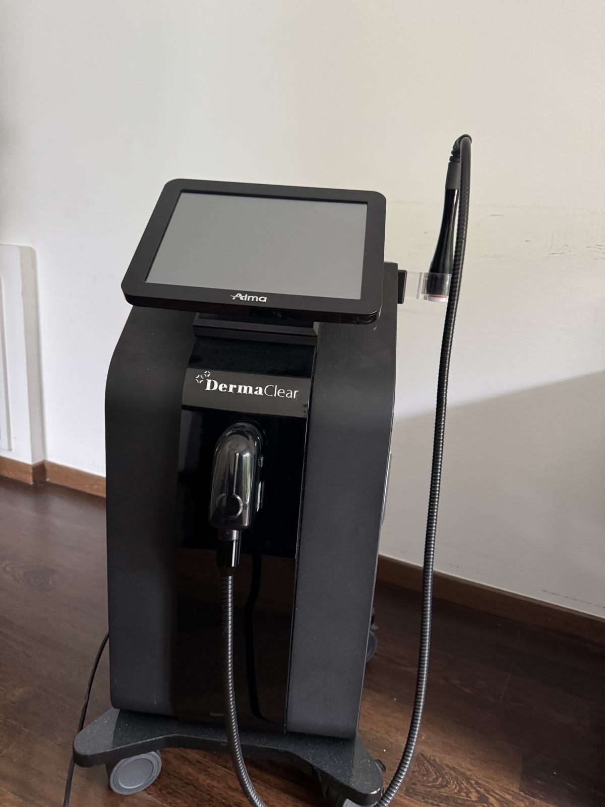 PRODAJEM Hydrafacial aparat DermaClear by Alma Lasers – kao nov!