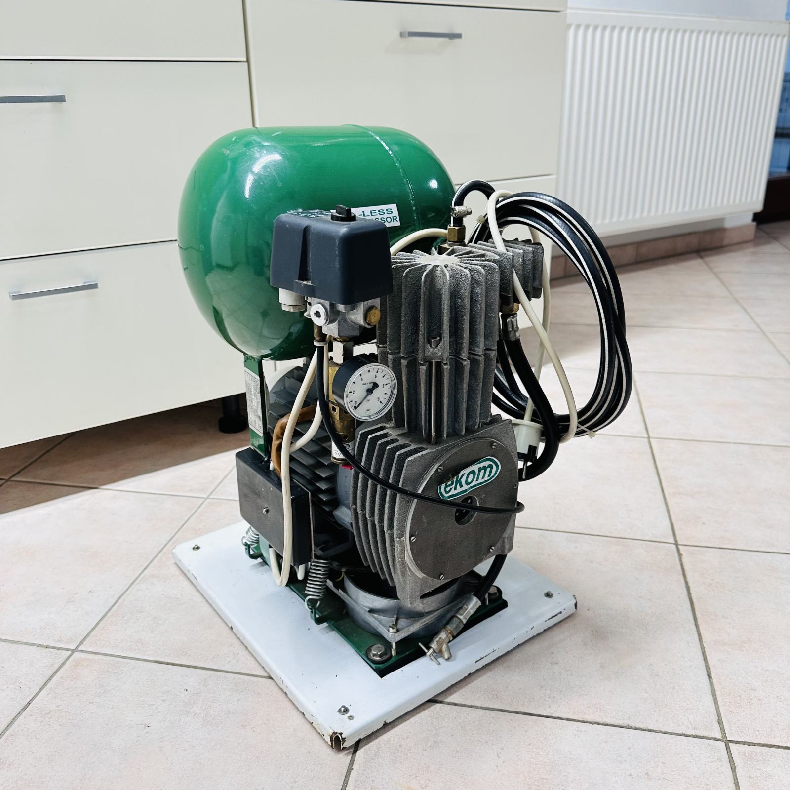 Stomatološki bezuljni kompresor EKOM