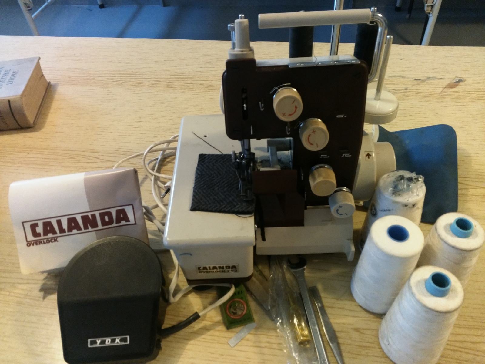 Endlerica OVERLOCK 792 CALANDA, reže i rubi tkaninu