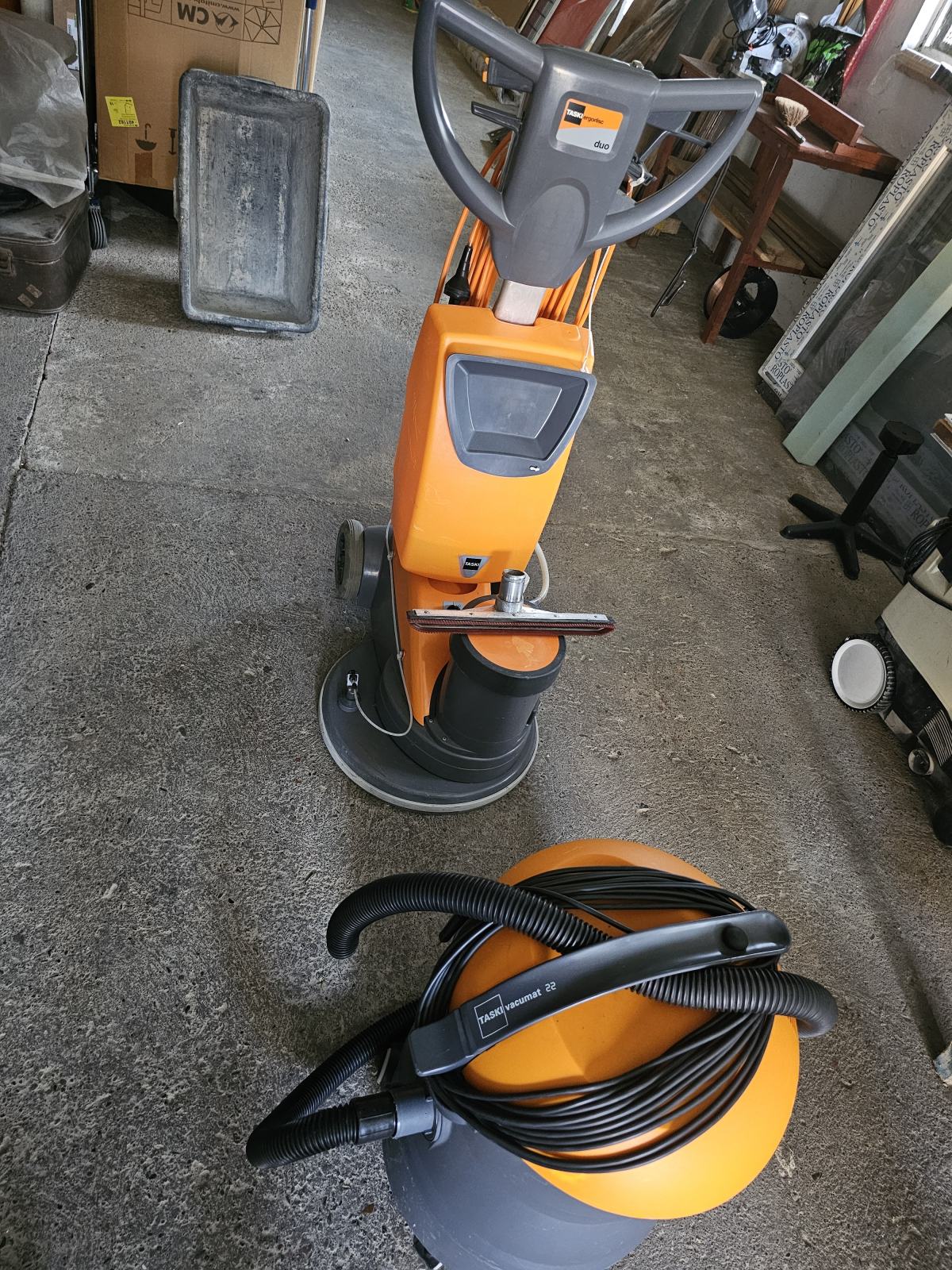 Taski stroj za čišćenje i poliranje podova