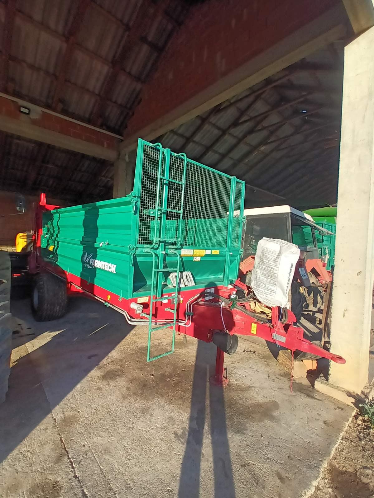 Farmtech razbacivač gnojiva Superfex 700 - NIKAD KORIŠTENA