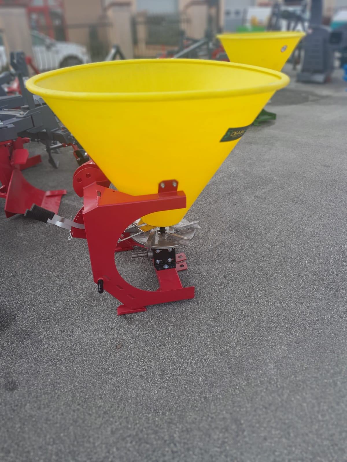 RASIPAČ UMJETNOG GNOJIVA 400L DEMAROL