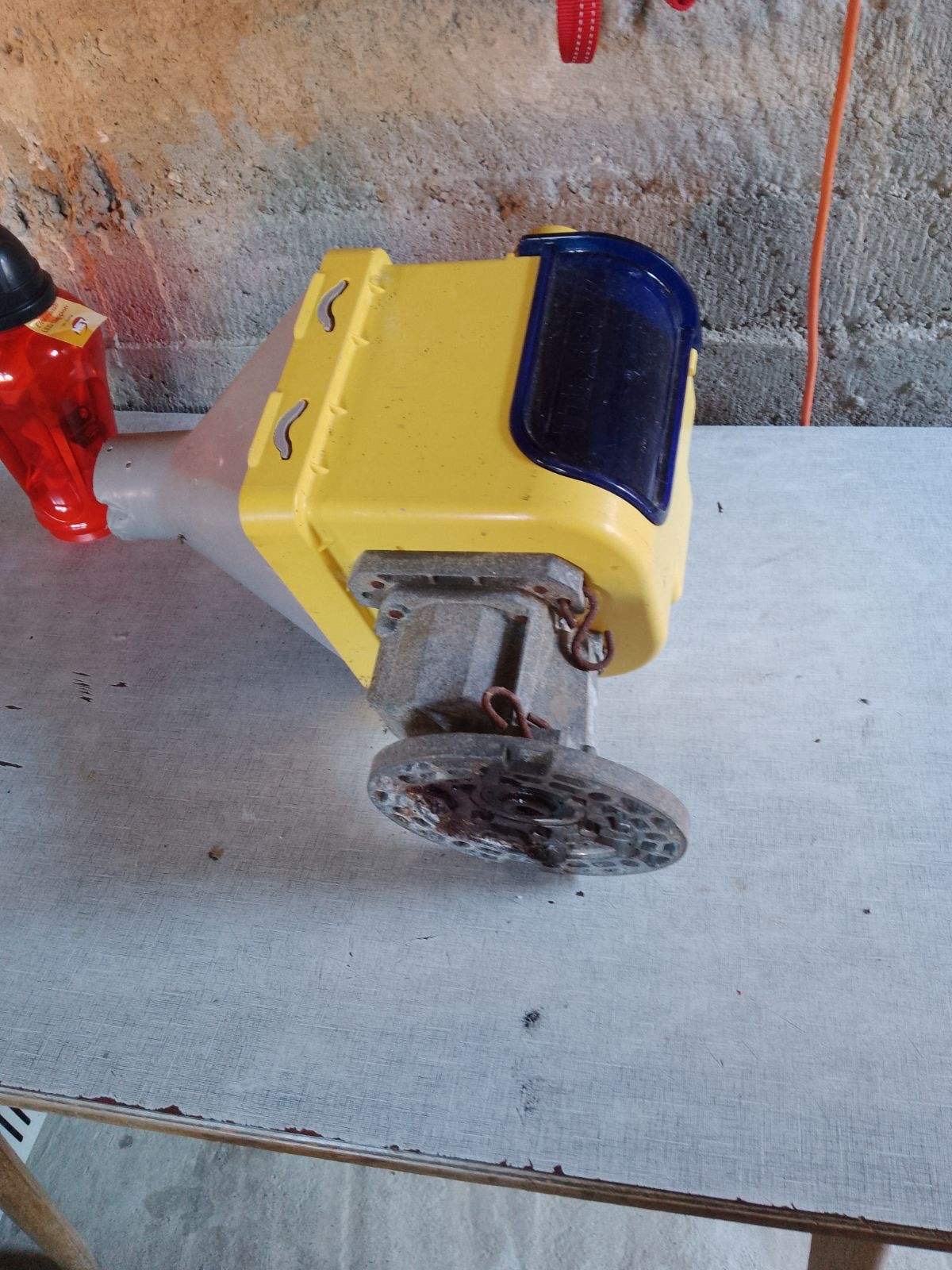 Reduktor i Elektromotor za reduciranje količine smjese hrane za svinje