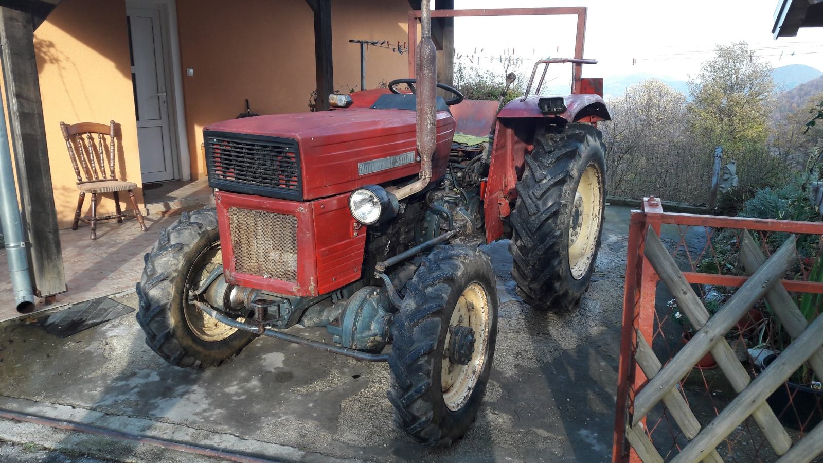 Traktor Universal 340 DT