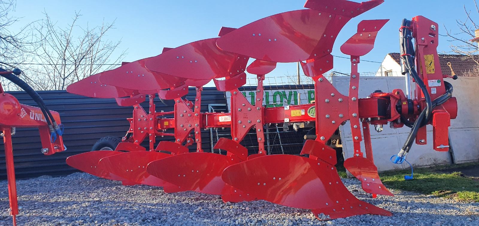 PLUG UNLU OKRETAČ 4 BRAZDE PUNA DASKA. PROIZ. 2024