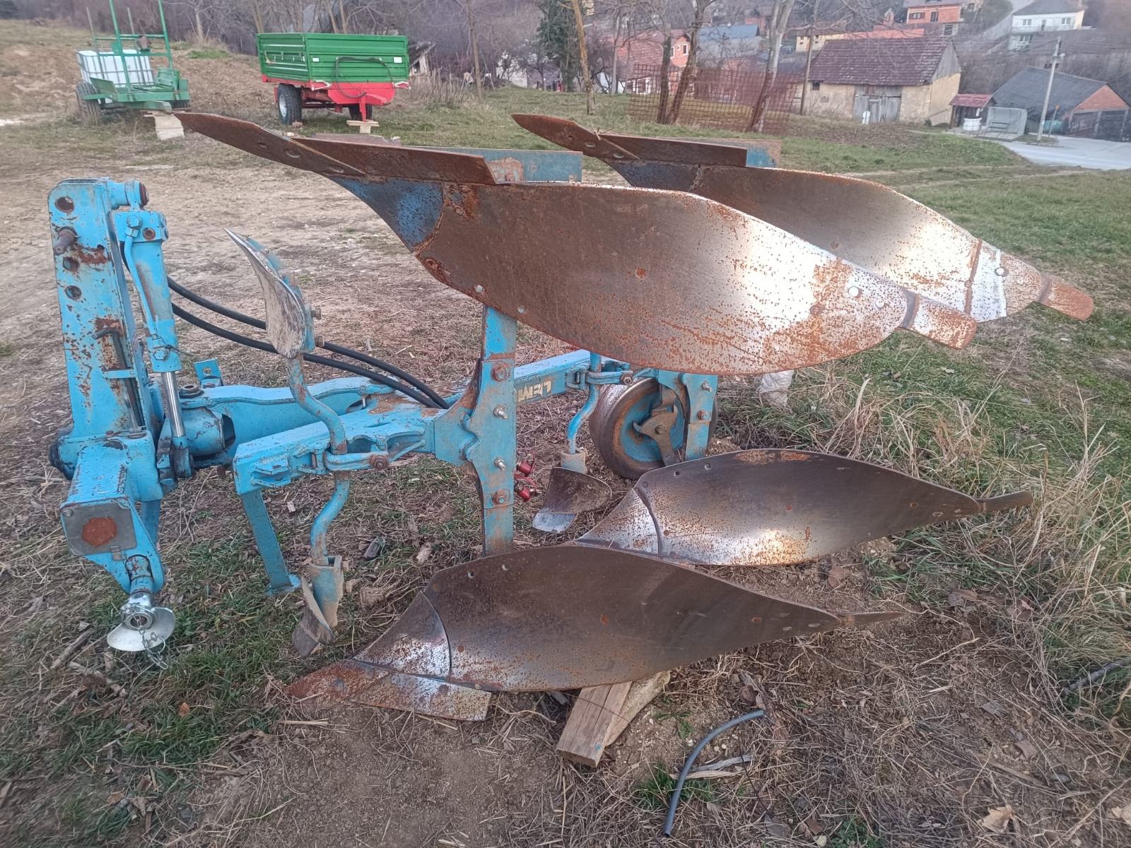 Prodajem dvobrazni plug okretač