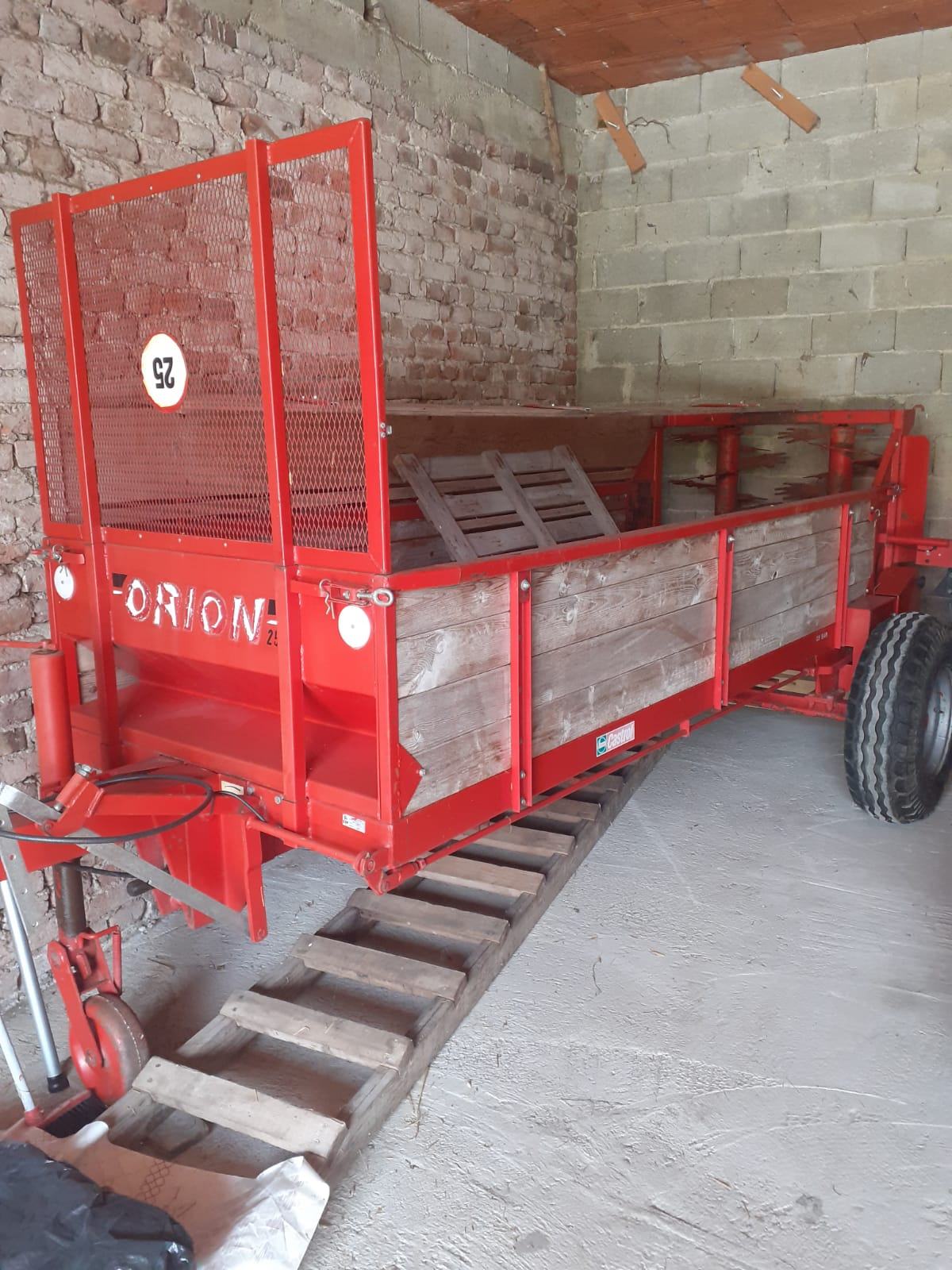 Prikolica za gnoj SIP ORION 25 i Prikolica za sijeno NOVI PIONEER 26