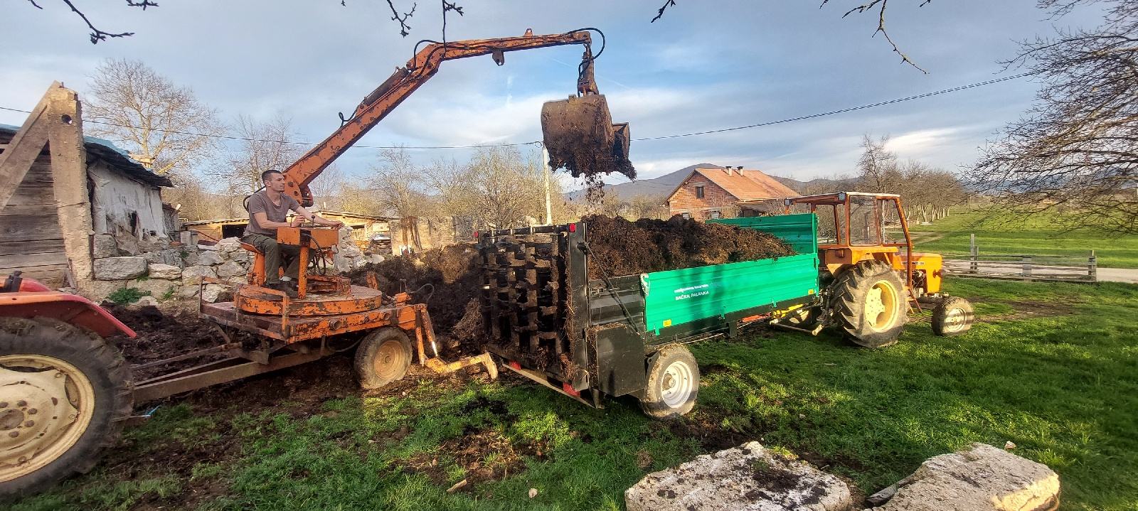 UTOVARIVAČ ZA GNOJ I RASUTI MATERIJAL (GRAJFER)