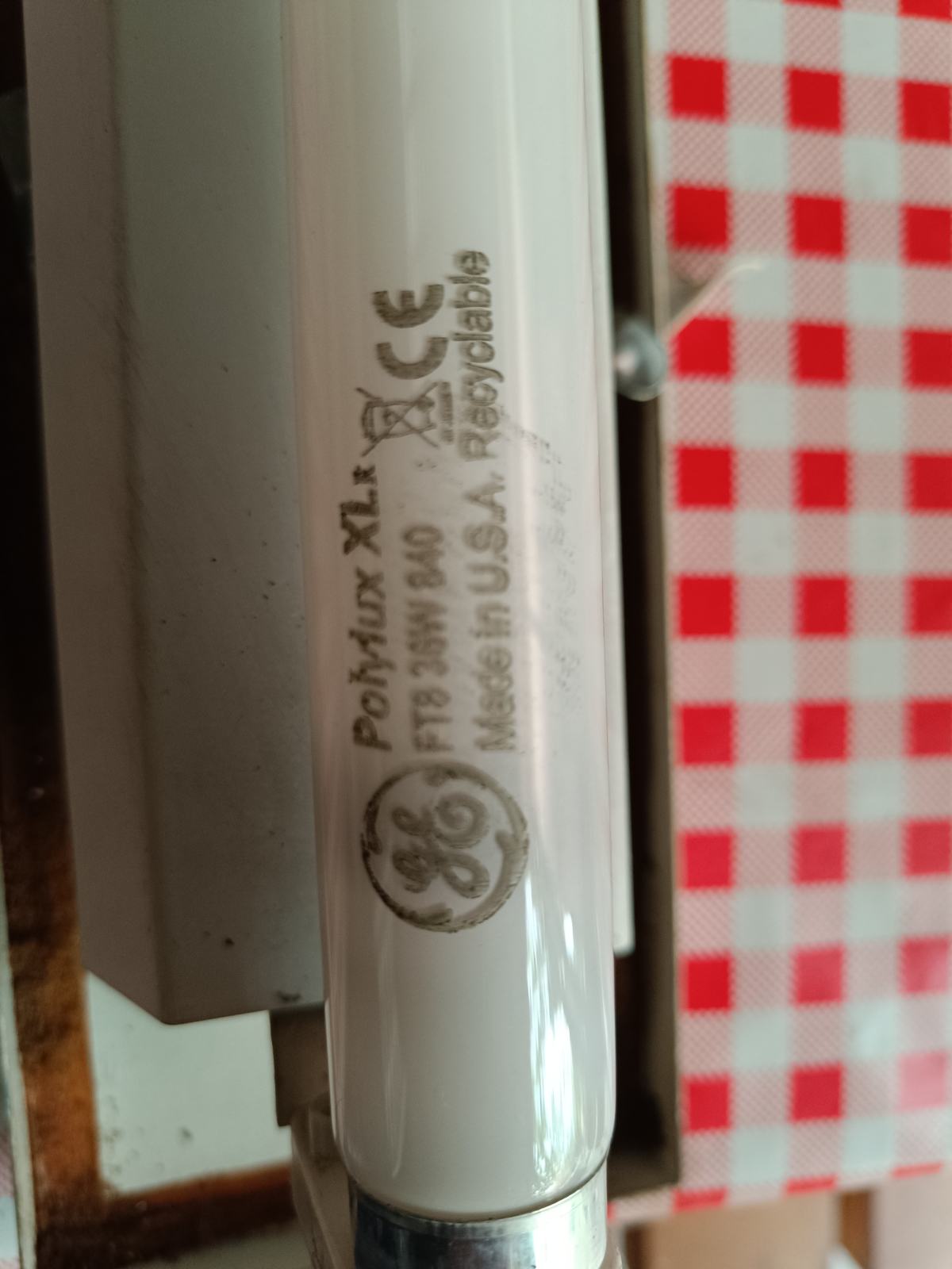 Stropna neonska lampa