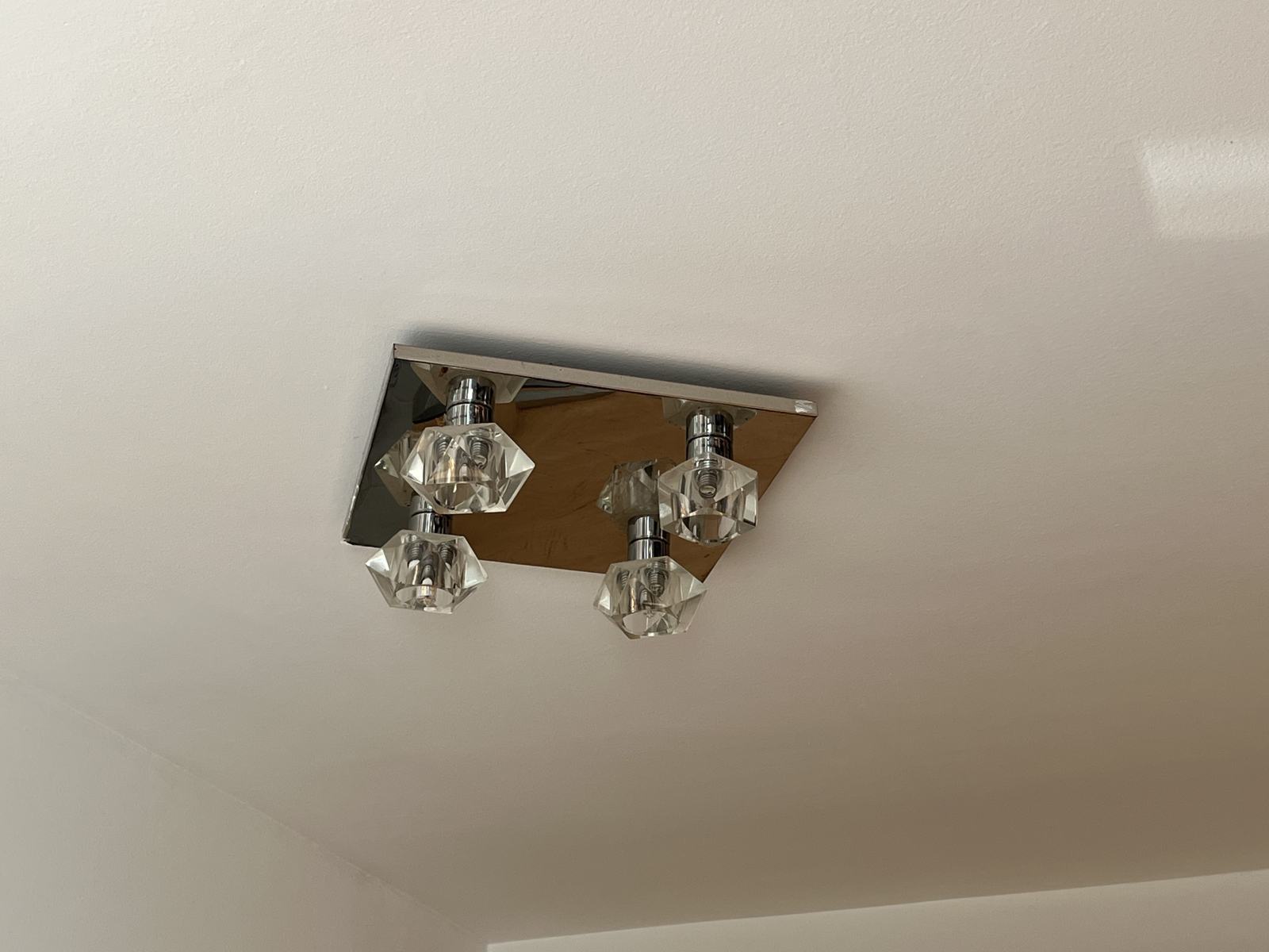 Stropna rasvjeta plafonjera