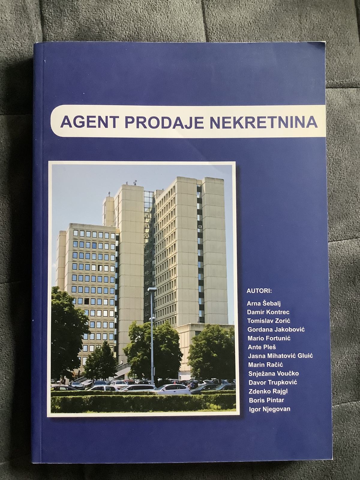 Agent prodaje nekretnina