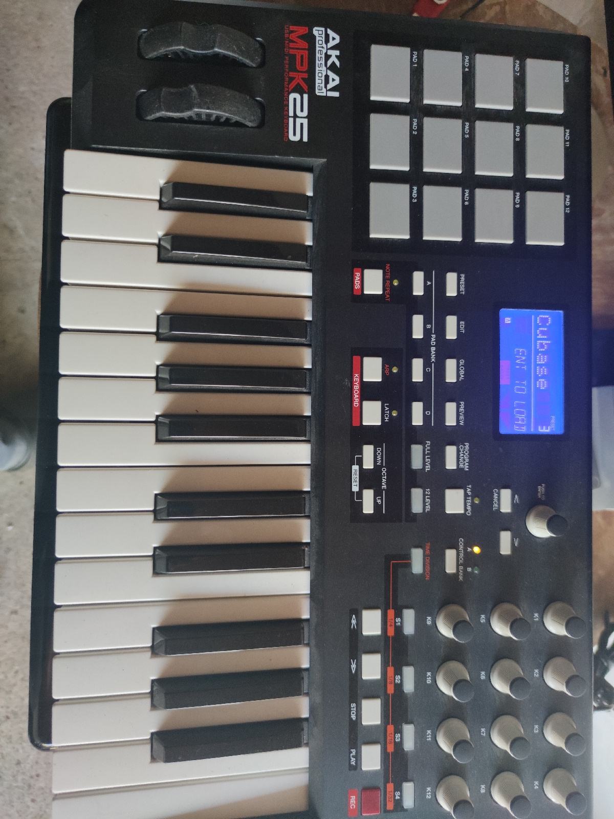 AKAI Professional MPK25 MIDI keyboard