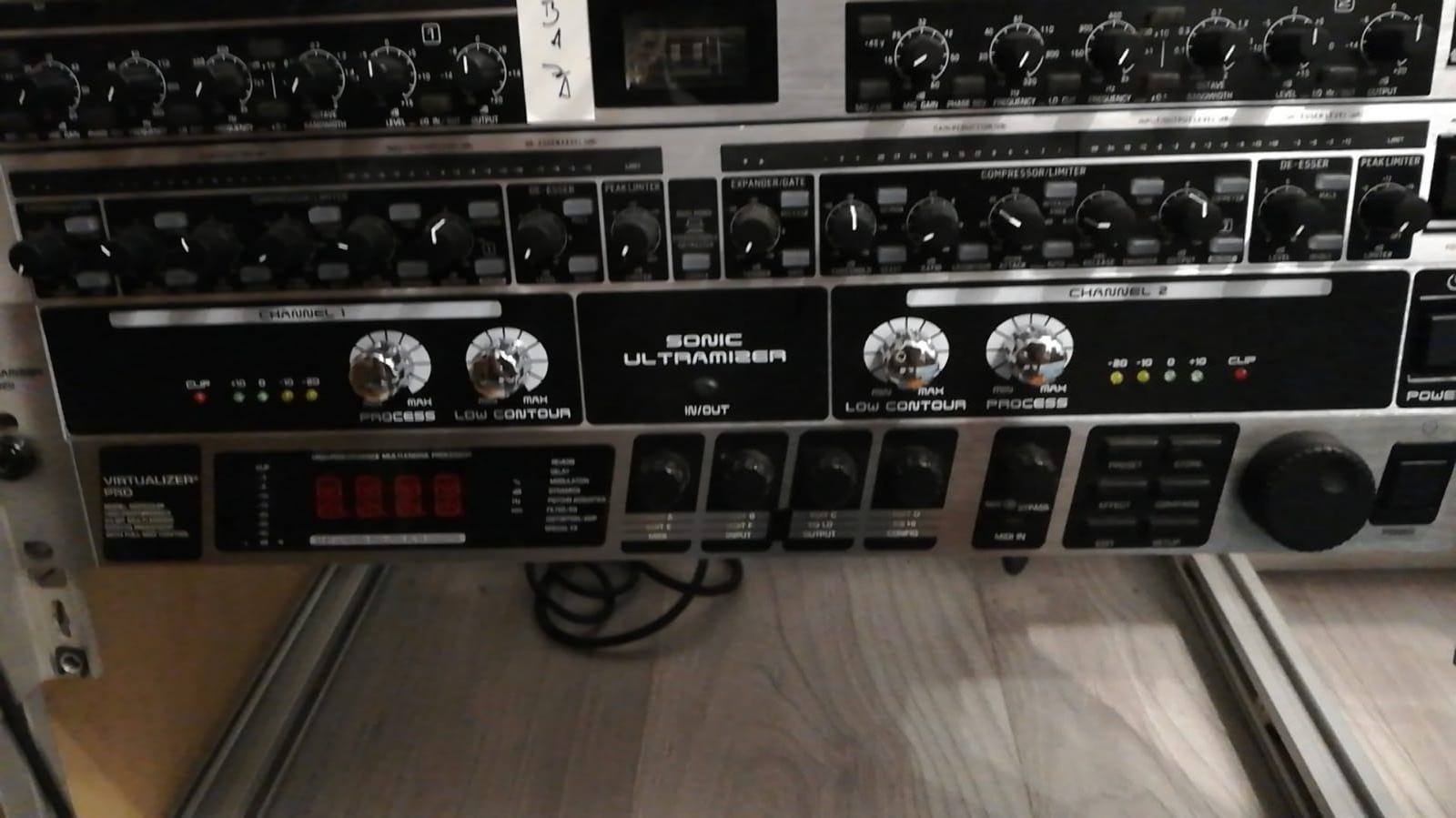 Behringer MDX2600 V2