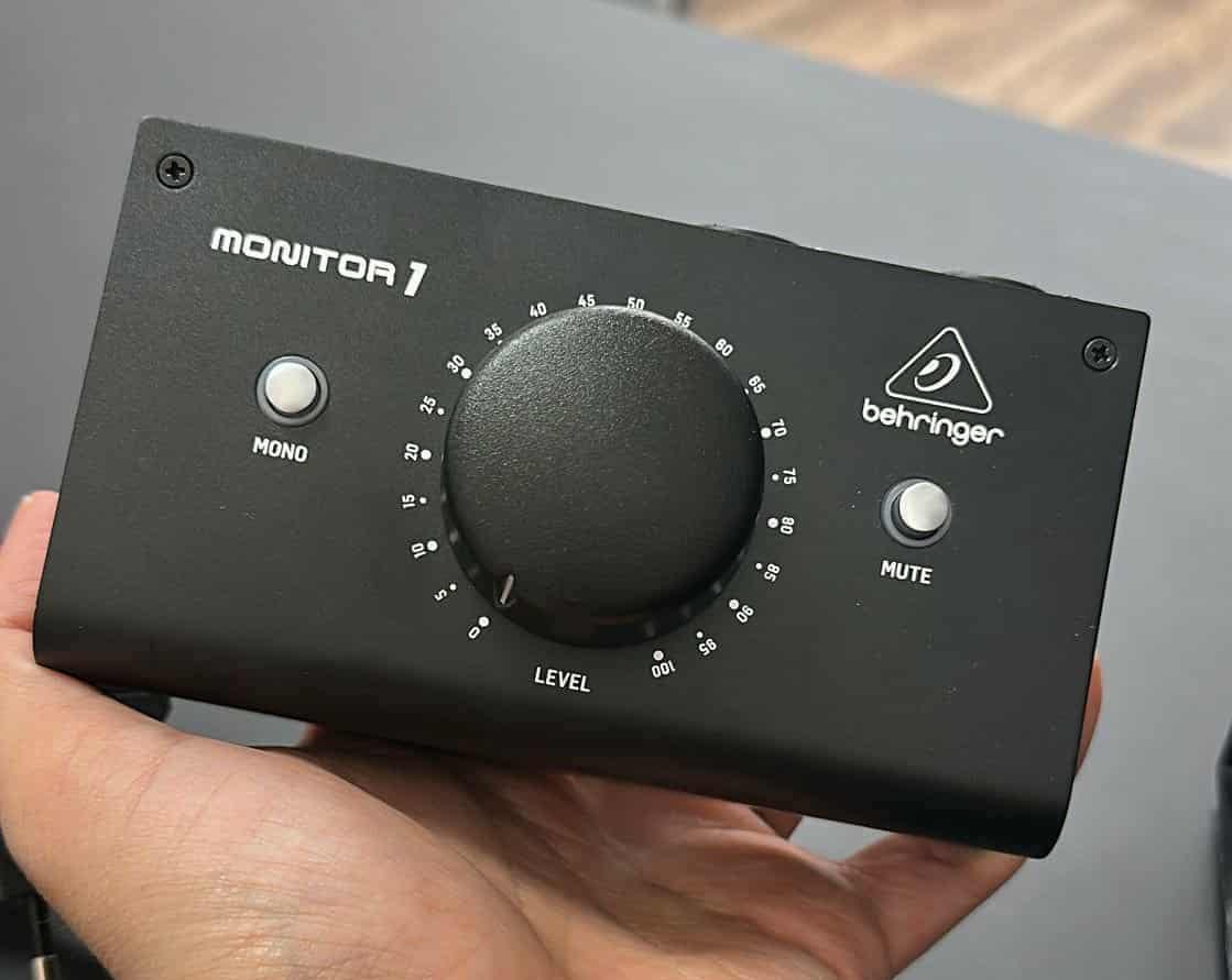 Behringer Monitor 1