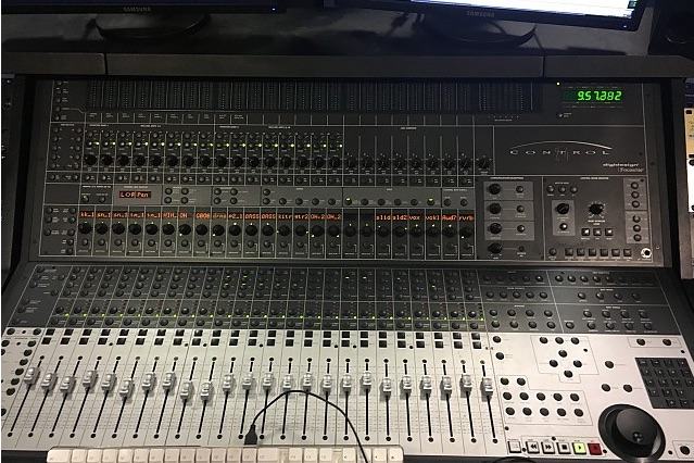 Control 24 - Digidesign - Pro Tools Controler w/ 16 Focusrite preamps