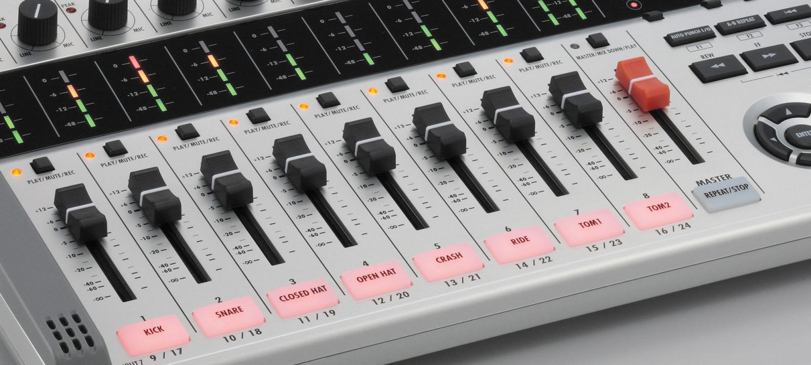 ZOOM R24 - portable studio - višekanalni snimač,mixer,sampler,efekti