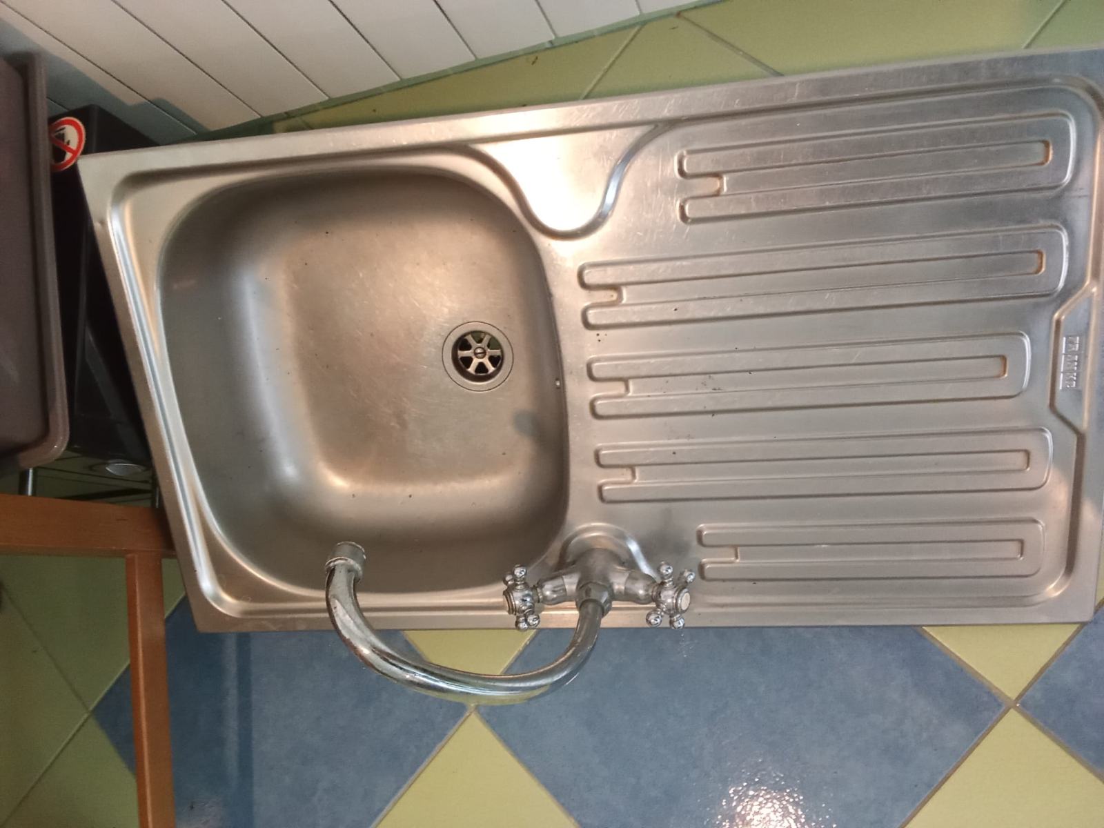 Inox sudoper sa slavinom