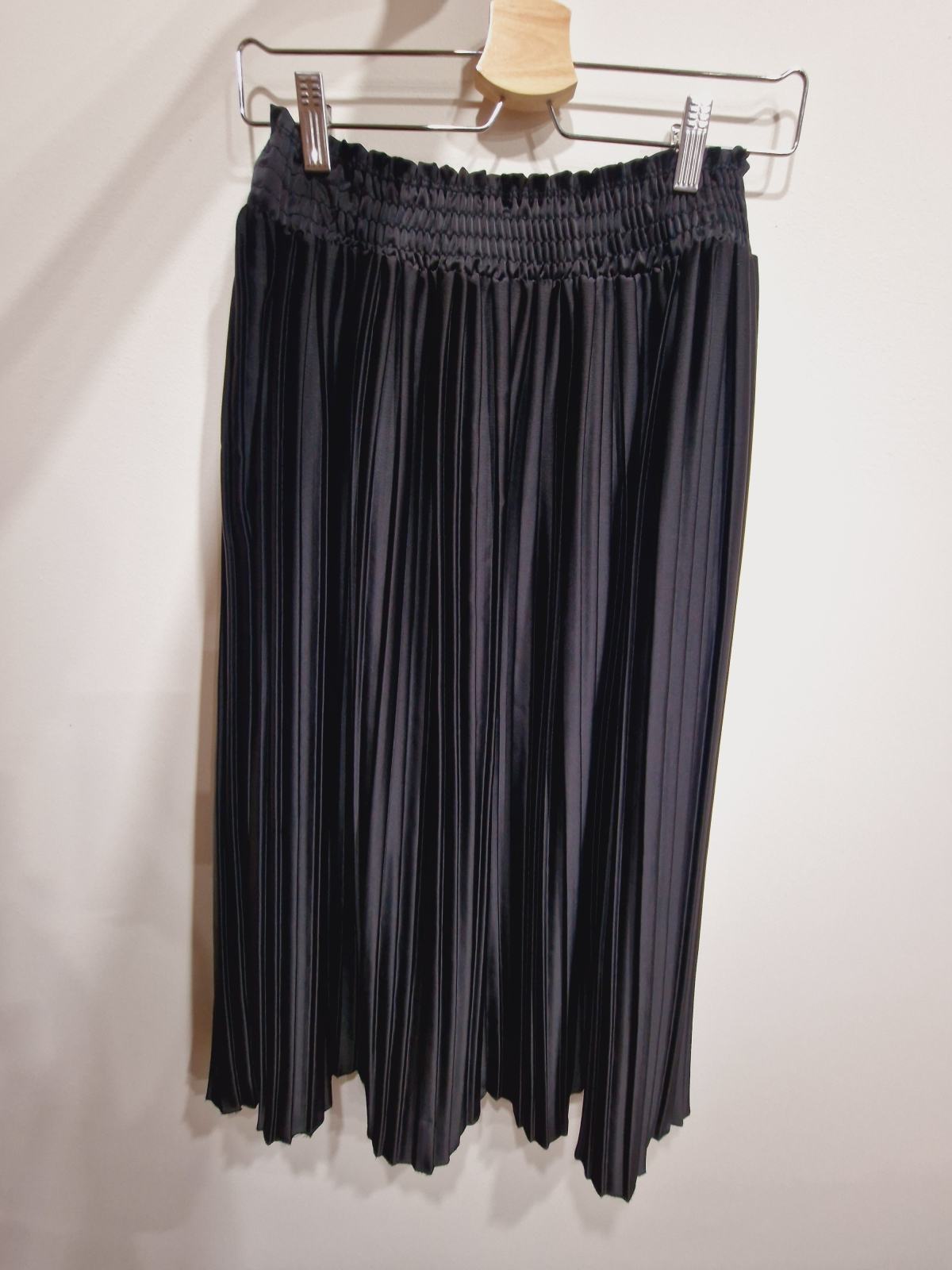 Crna plisirana suknja-midi