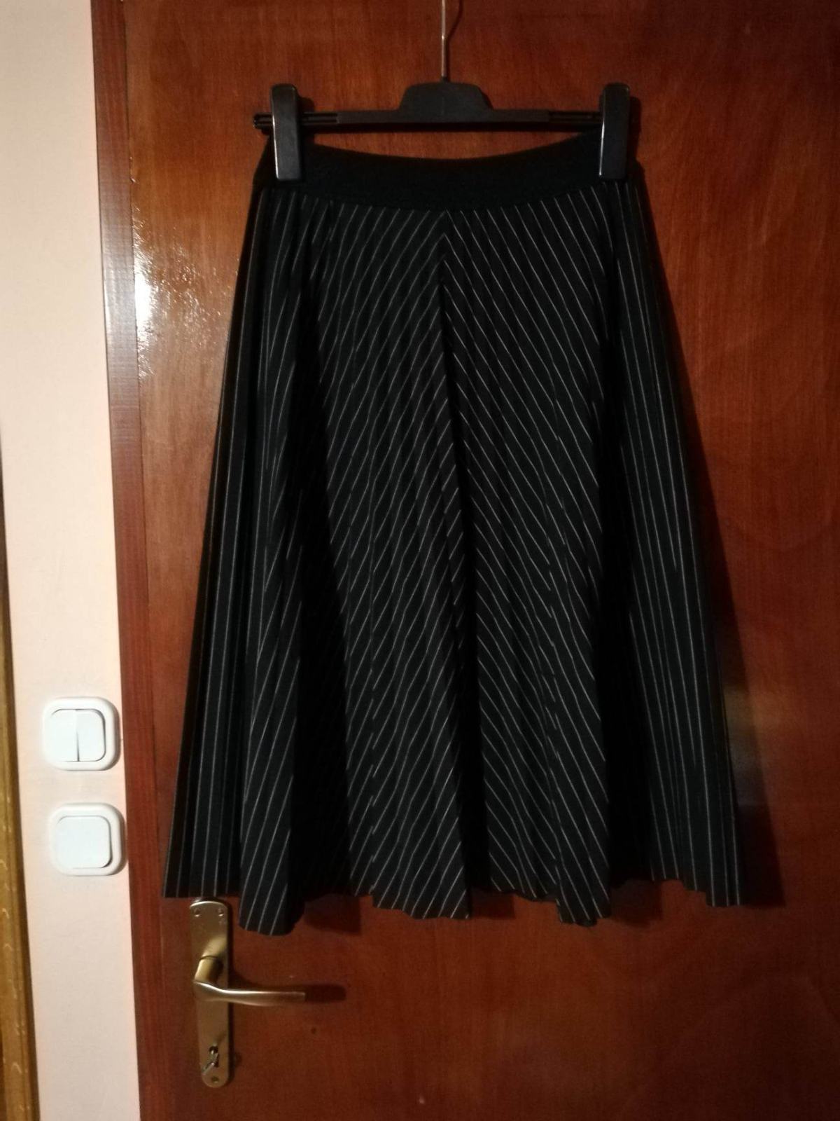 NOVA CRNA PLISIRANA SUKNJA