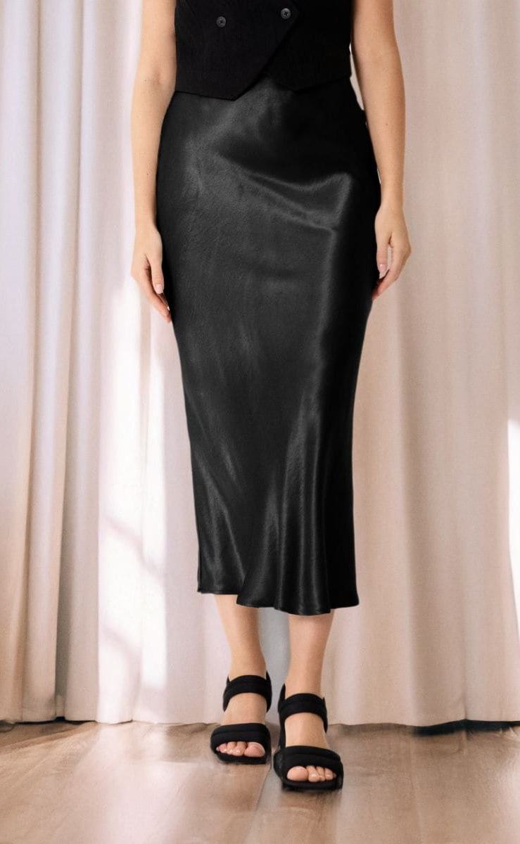 CRNA SUKNJA OD SATENA NA GUMU VEL.XL - NOVO