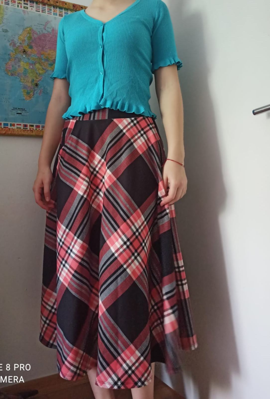 Karirana duga suknja veličine L