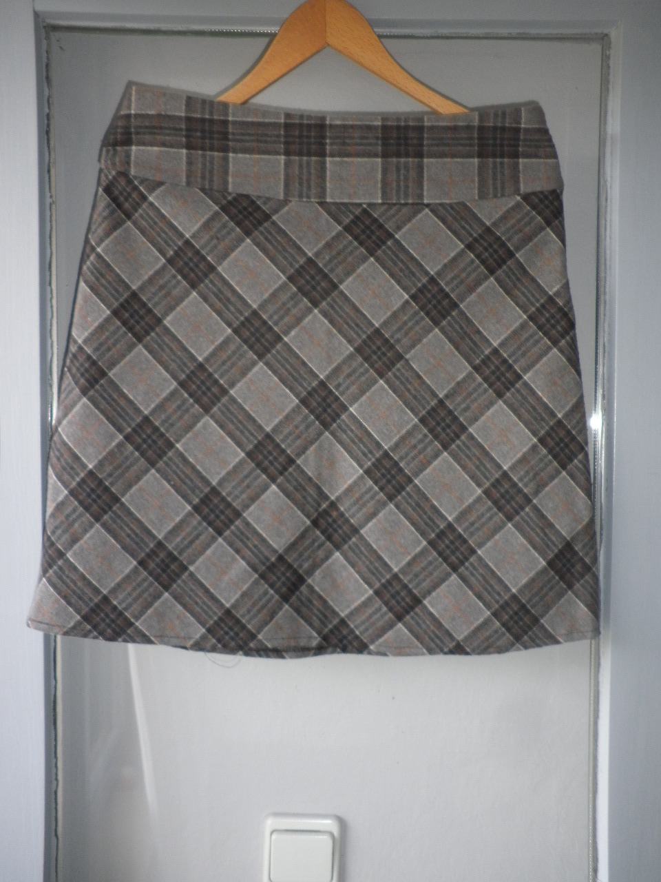 MANA - ELEGANTNA VUNENA SUKNJA 36 / 38 S