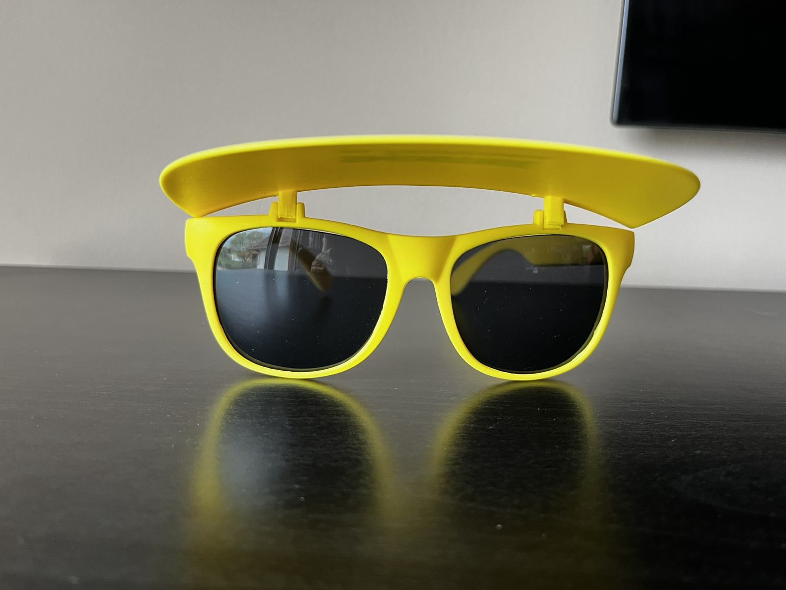 Sunčane naočale žute boje sa šiltom