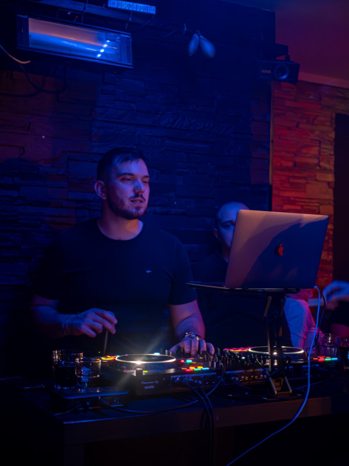 DJ ZA SVE VRSTE PROSLAVA–PROFESIONALNA GLAZBA ZA NEZABORAVNE TRENUTKE