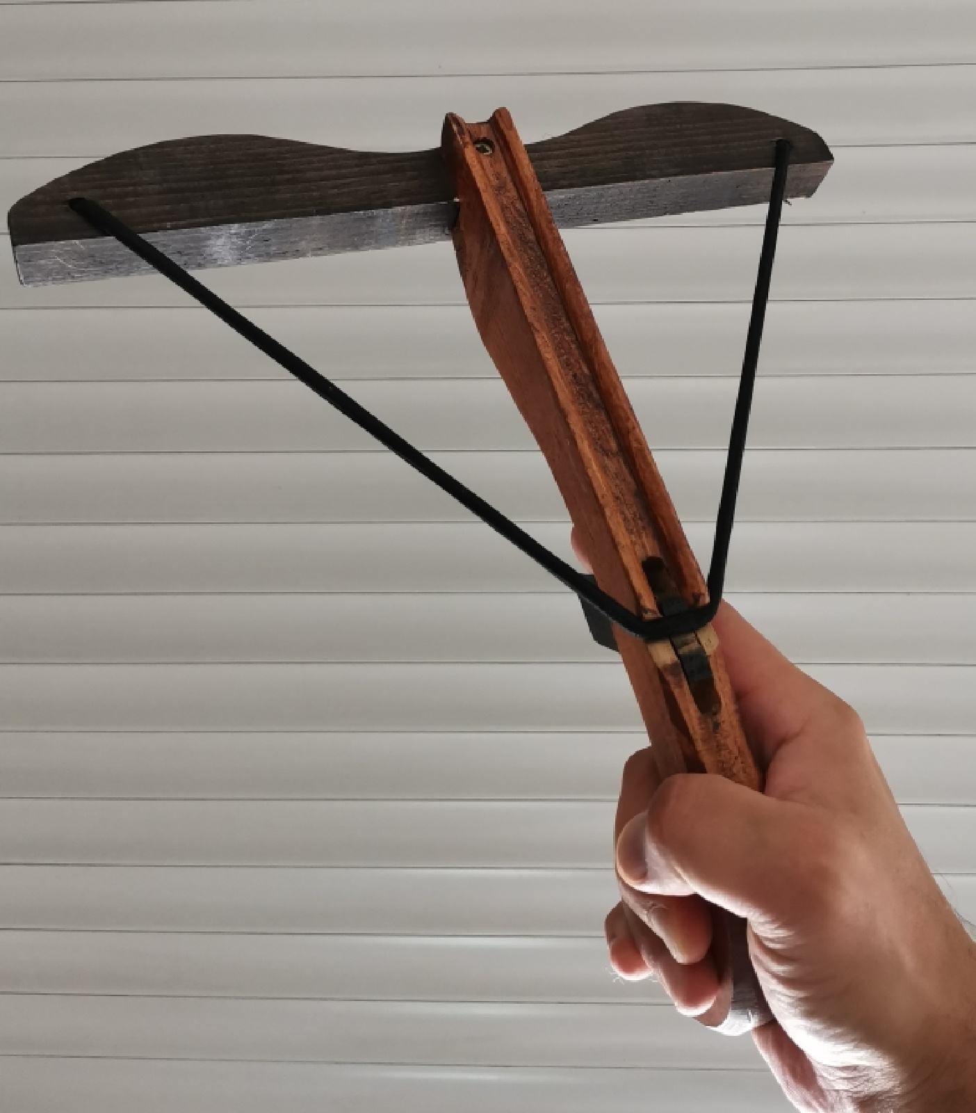 DRVENI SAMOSTREL UKRASNI