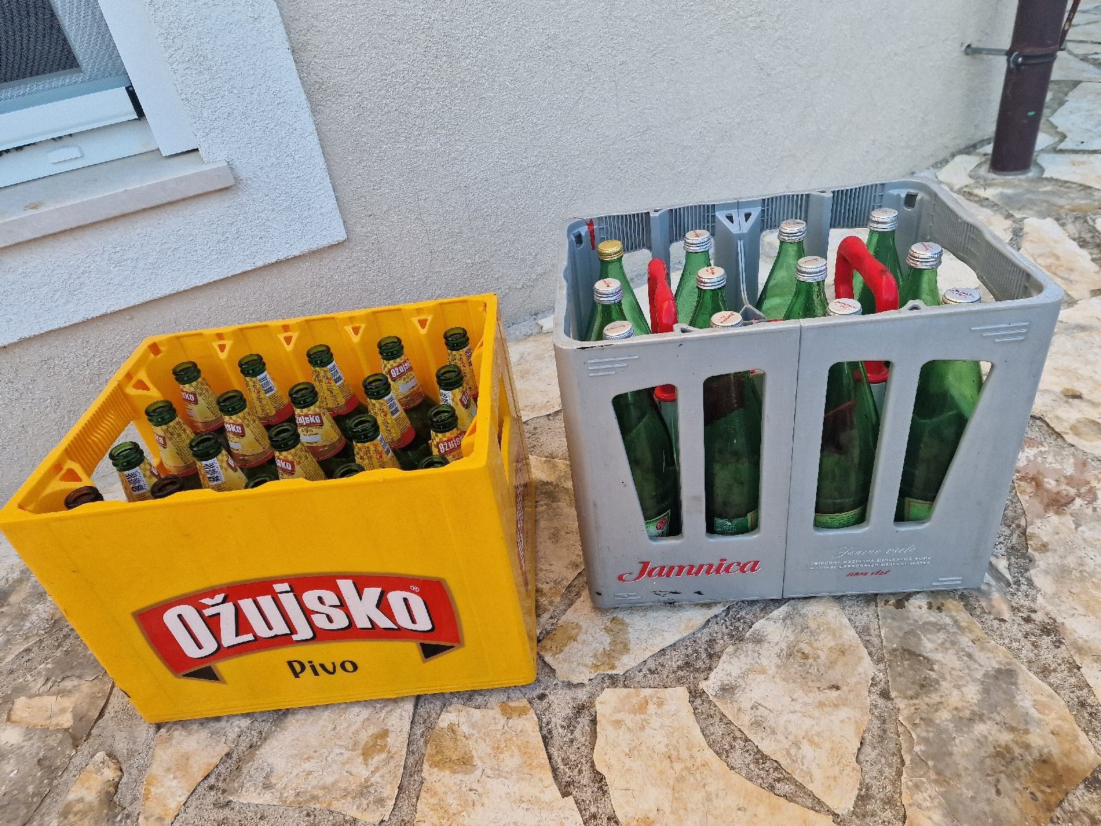 Gajba Ožujskog i Jamnice s bocama.