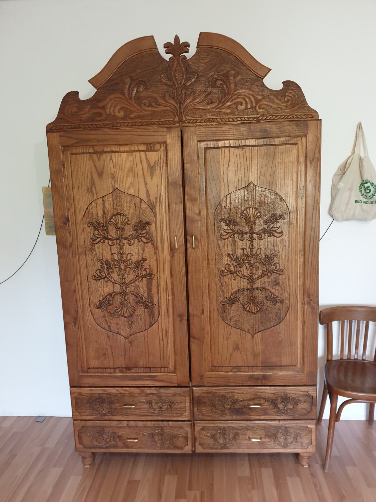 Hrastov rezbareni ormar