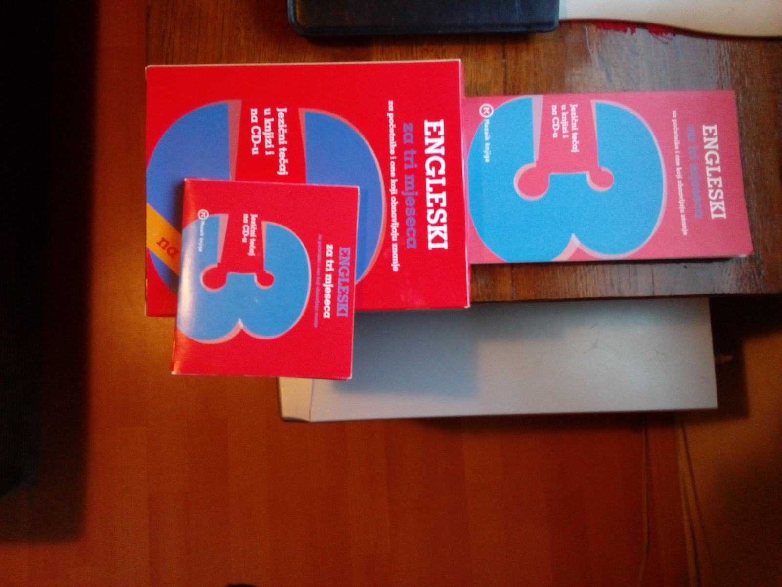 knjiga i 4 cd-a za učenje engleskog jezika