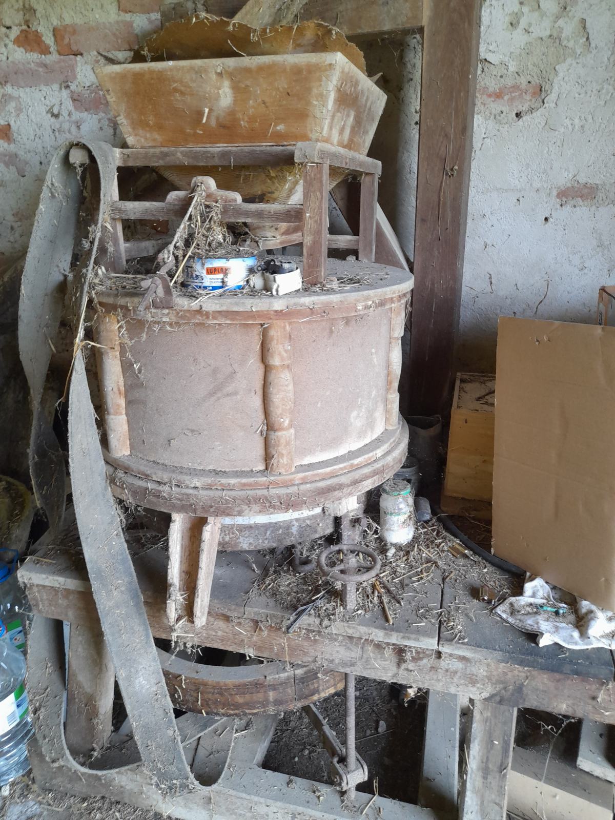 Mlin za brasno šrot. Drveni mlin prodajem