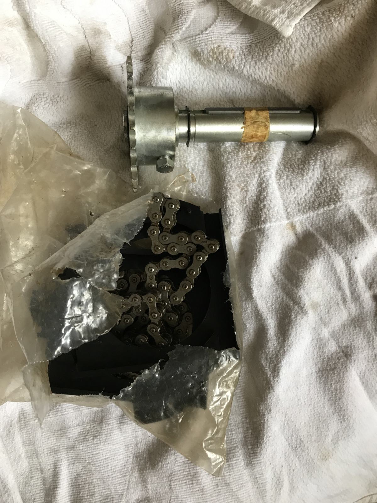 Osovina sa lančanikom i lancom za motor