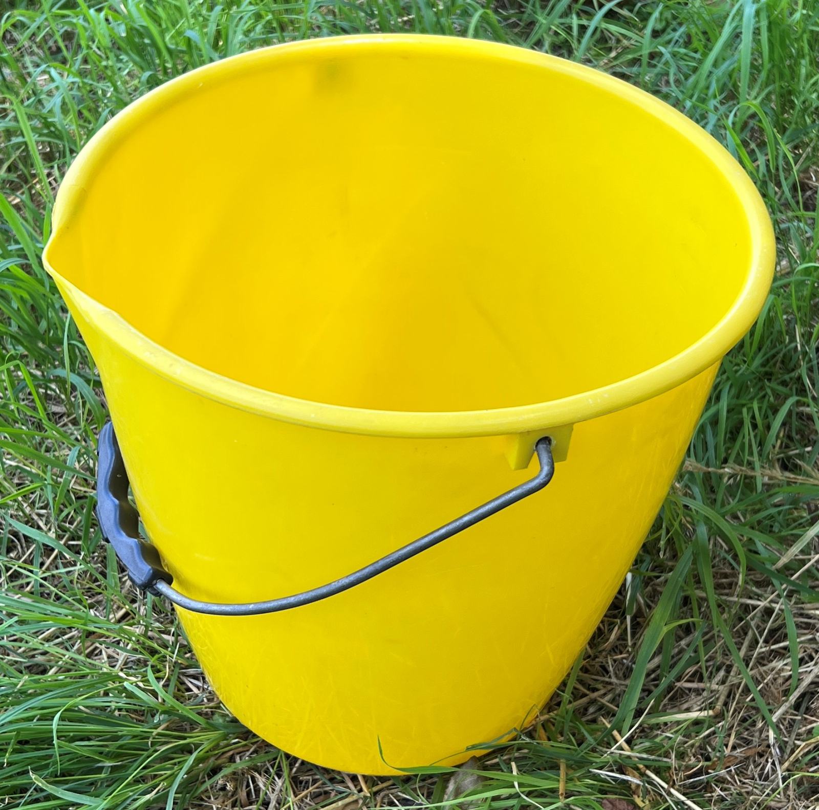 PLASTIČNA KANTA VOLUMENA 12 L