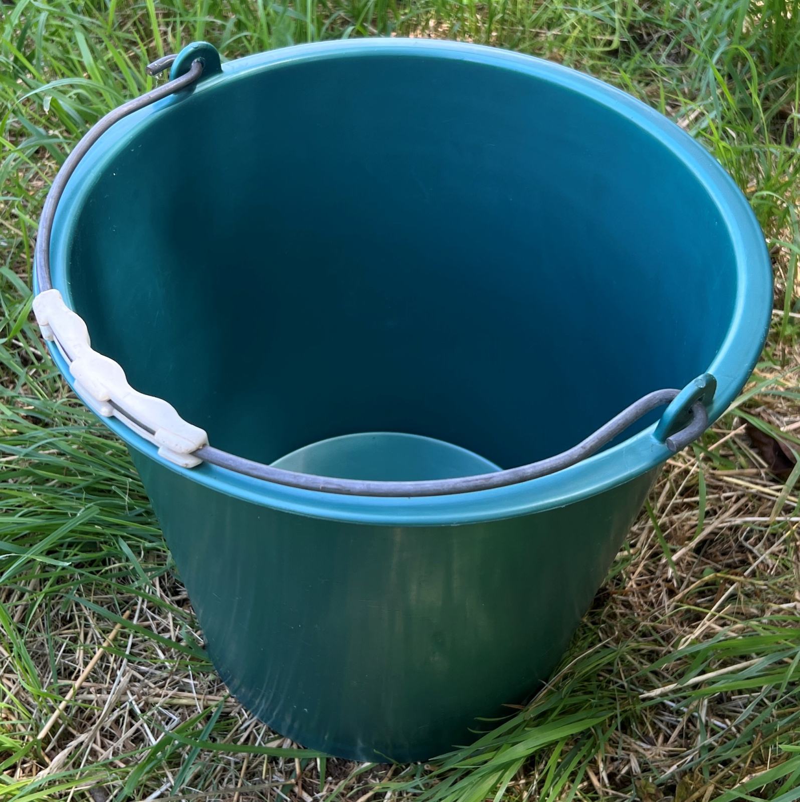 PLASTIČNA KANTA VOLUMENA 16 L