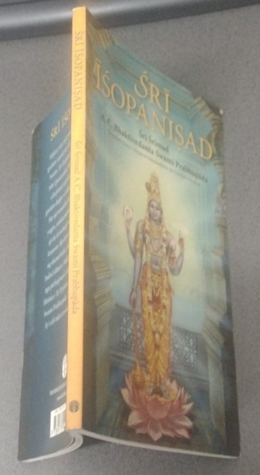 SRI ISOPANISAD Šri Šrimad A. C. Bhaktivedanta Seami Prabhupada hare kr