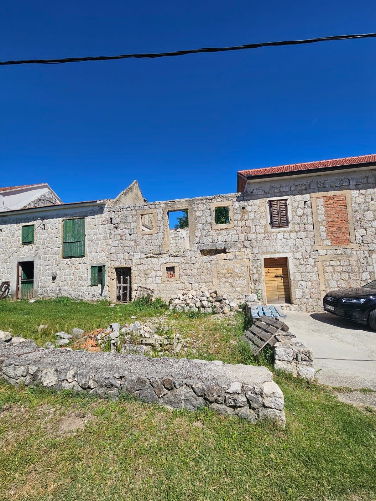 Stara ruševna, kamena kuća, Brnaze