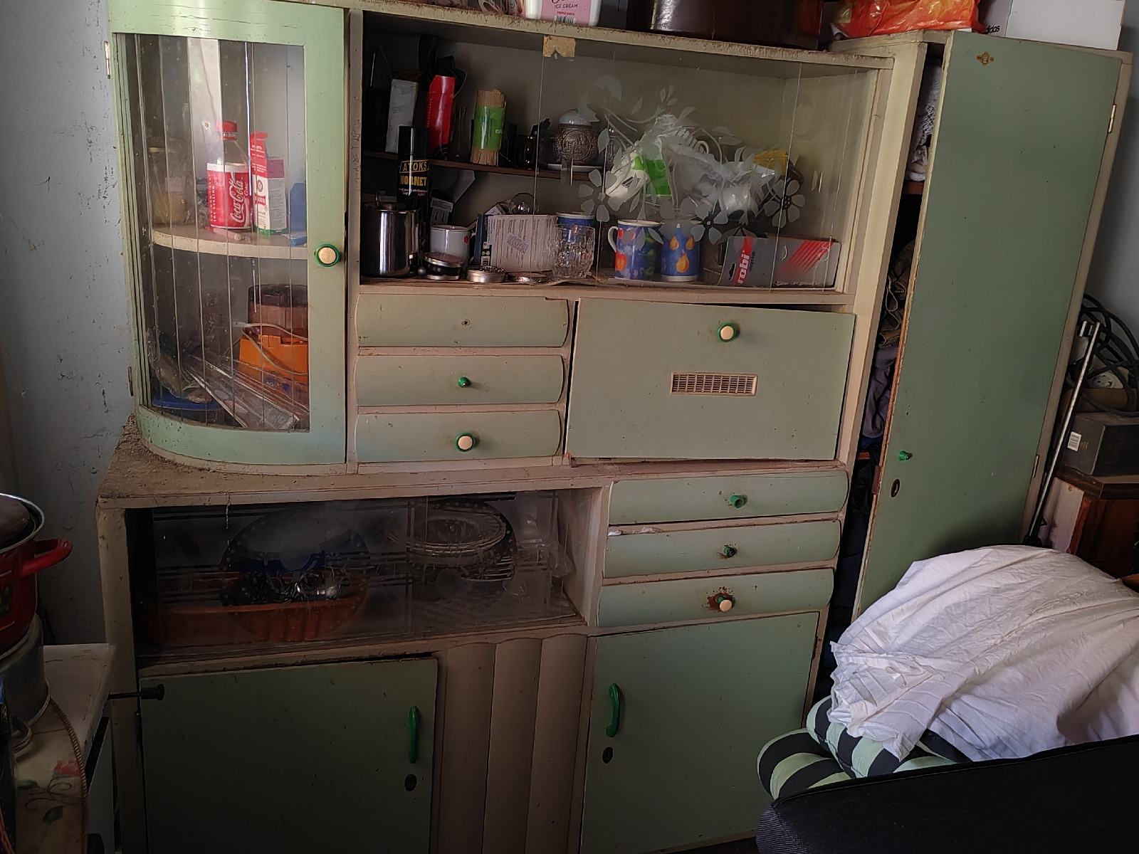 stari kredenc za restauraciju