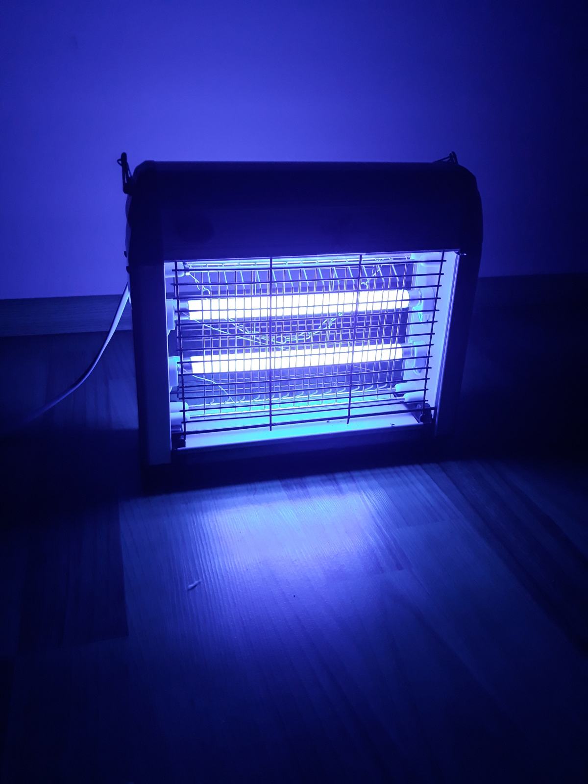 UV LAMPA PROTIV KOMARACA I MUHA