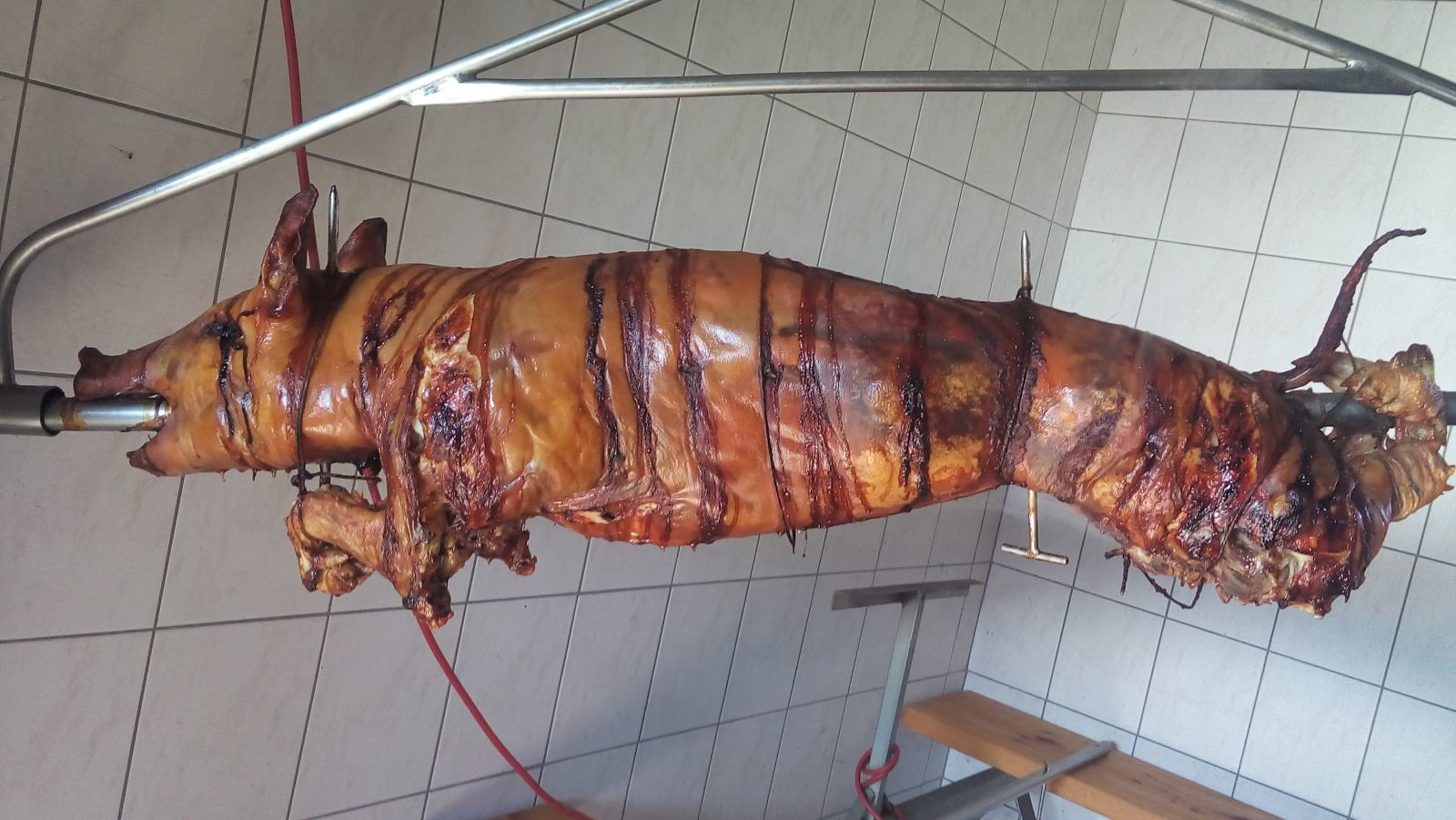 Odojak,pečeni odojak sa ražnja,već od 9kg svježe narezan sa dostavom!