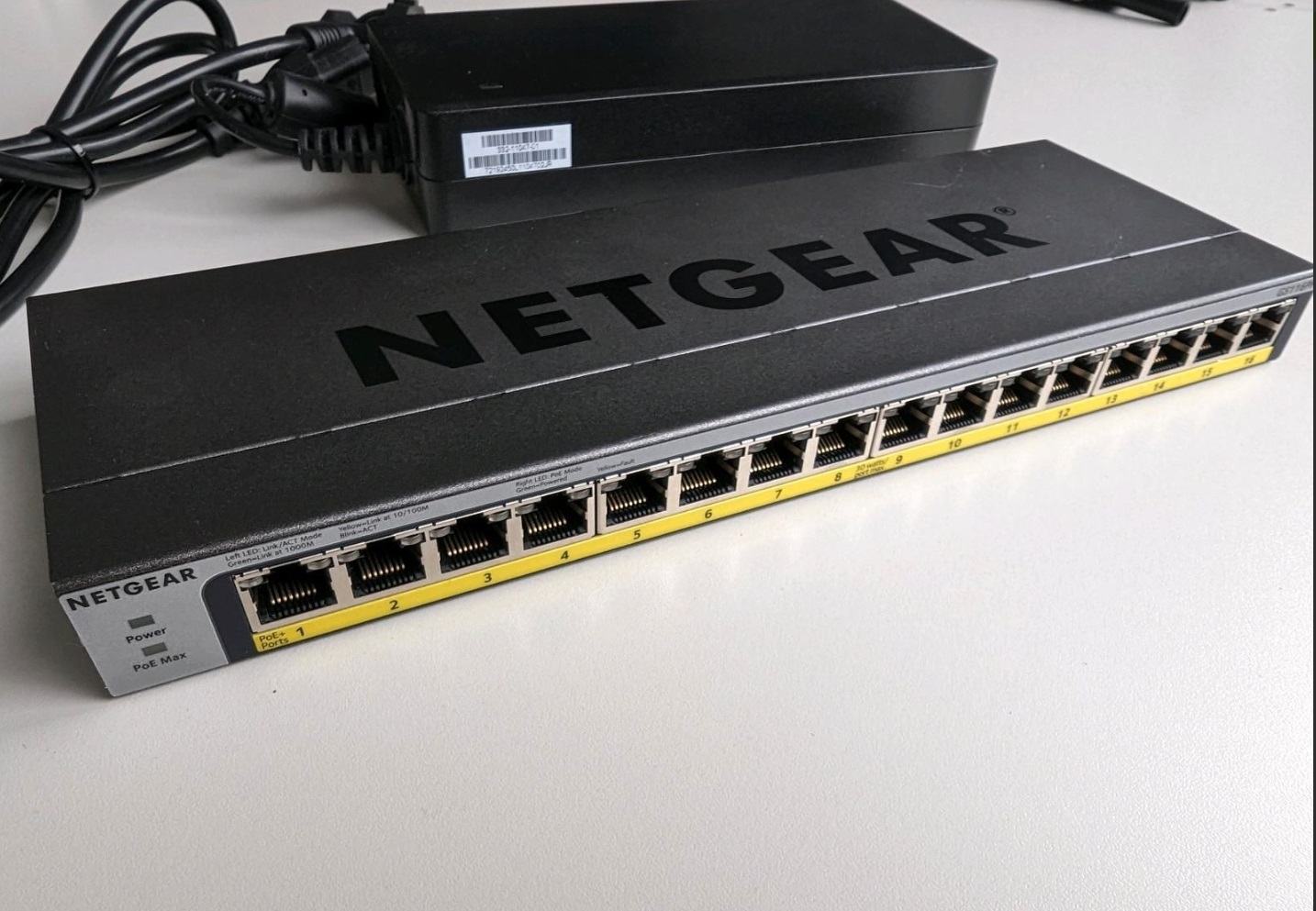 SWITCH NETGEAR GS116PP PoE Switch 16x GigaBit 180W napajanje
