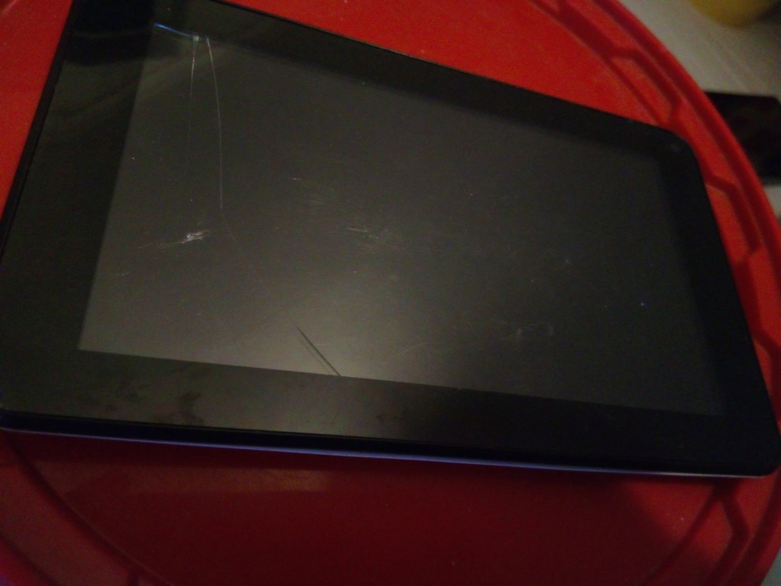 Tablet Quadro QT-70BW Android 7 napuknut display i ne može se uključ.