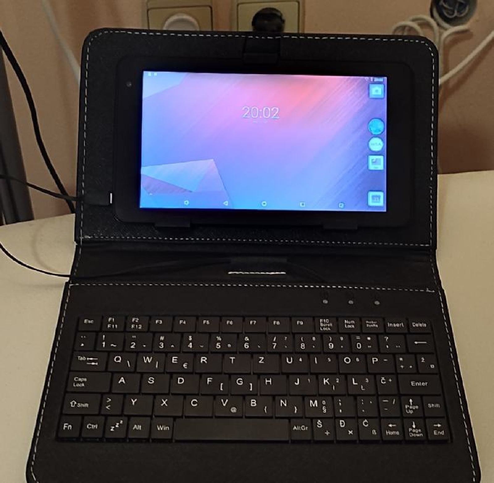 Tablet sa tipkovnicom, kao novi. 30 eura