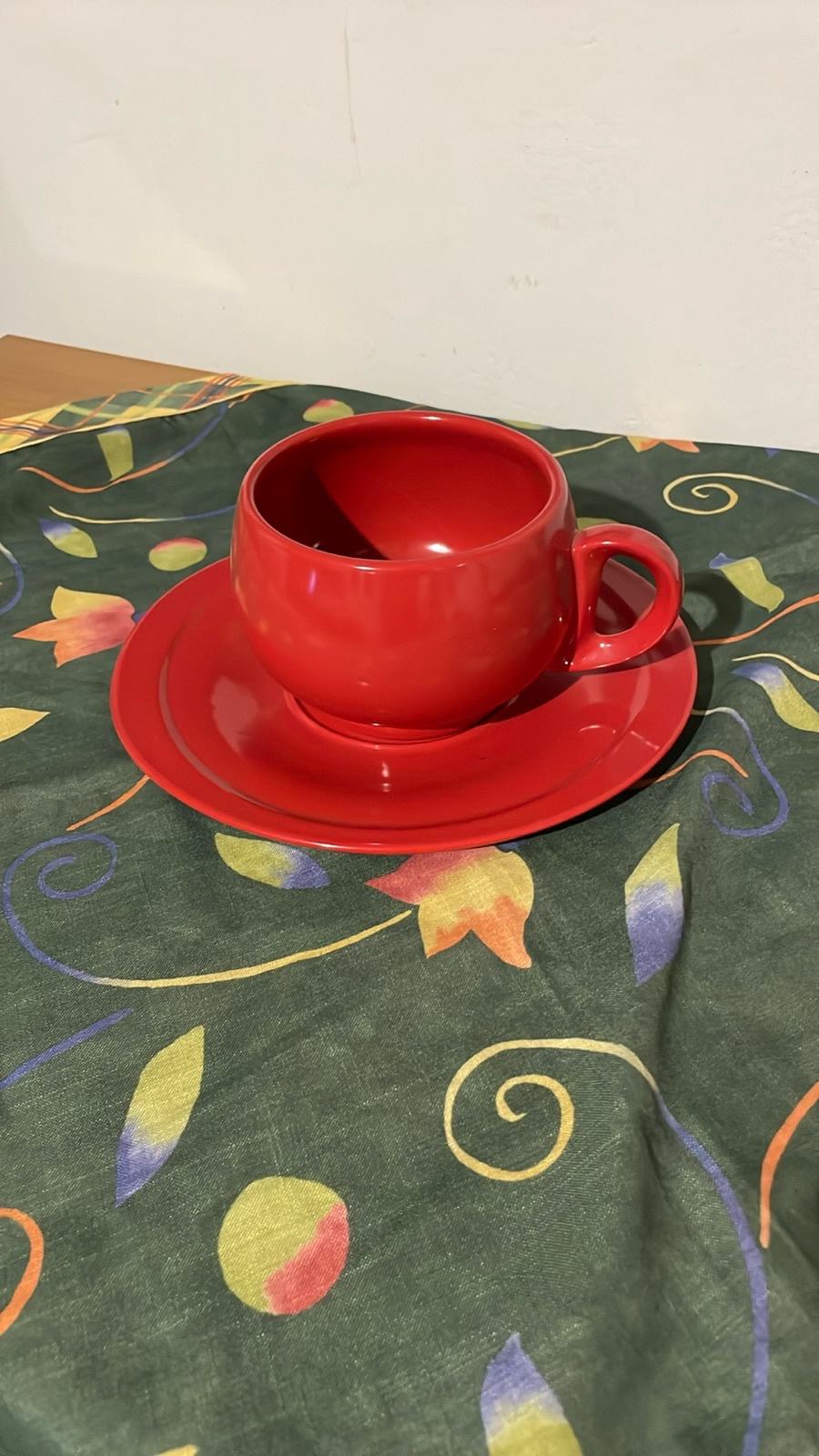 Crveni set tanjur i xxl šalica