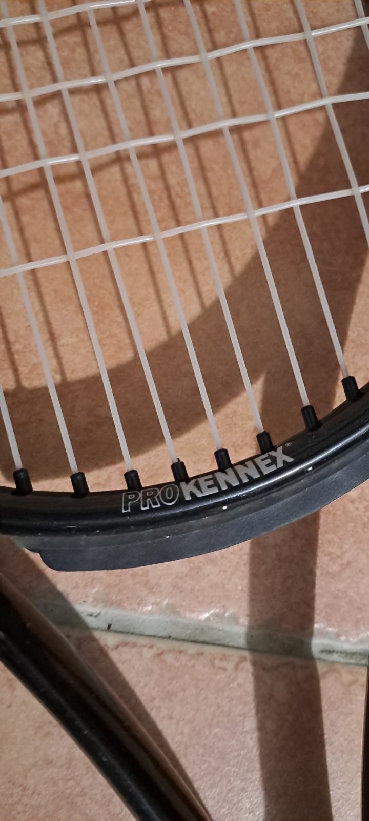 2 reketa za tenis.