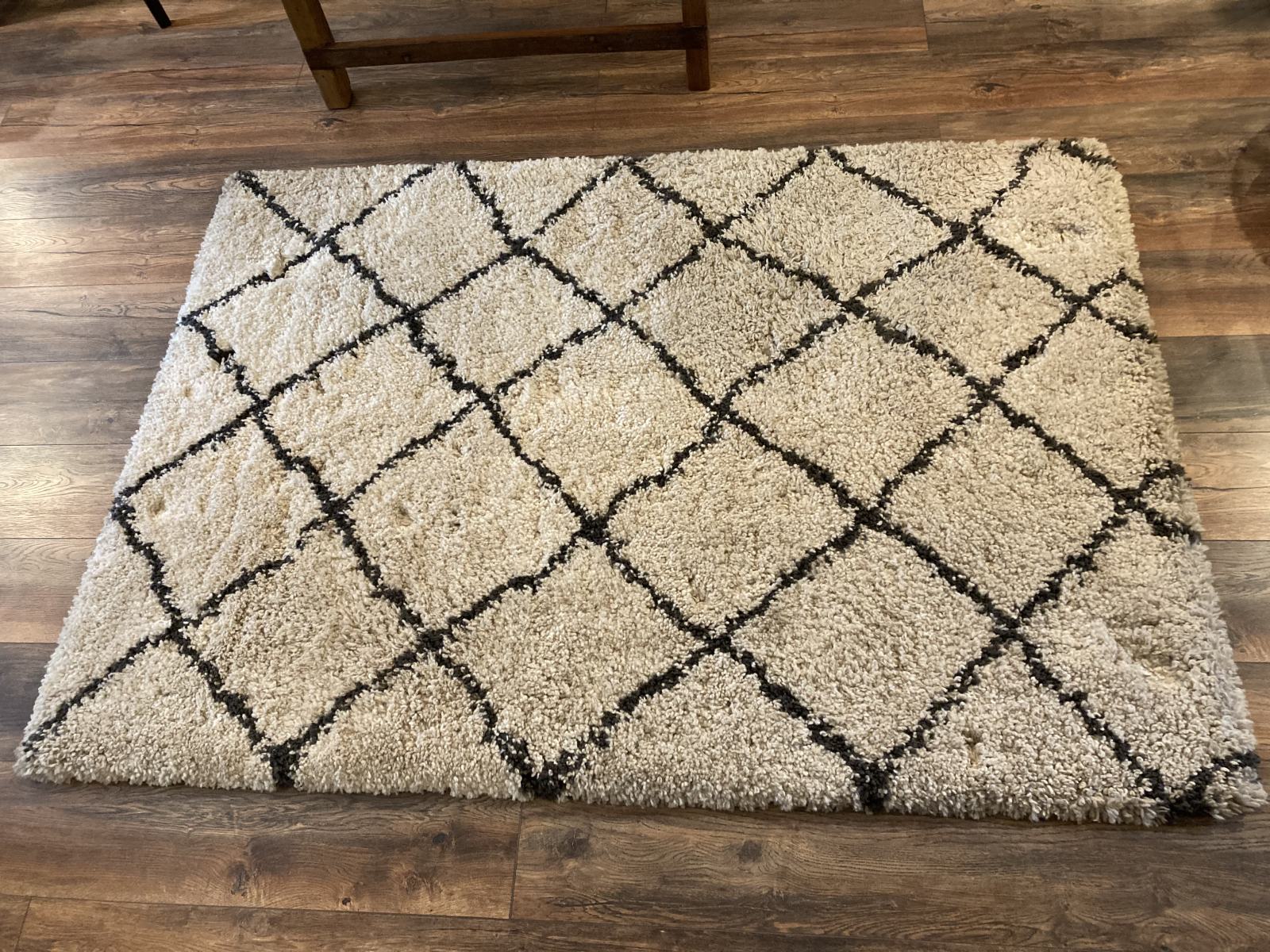 Čupavi crno-bijeli tepih