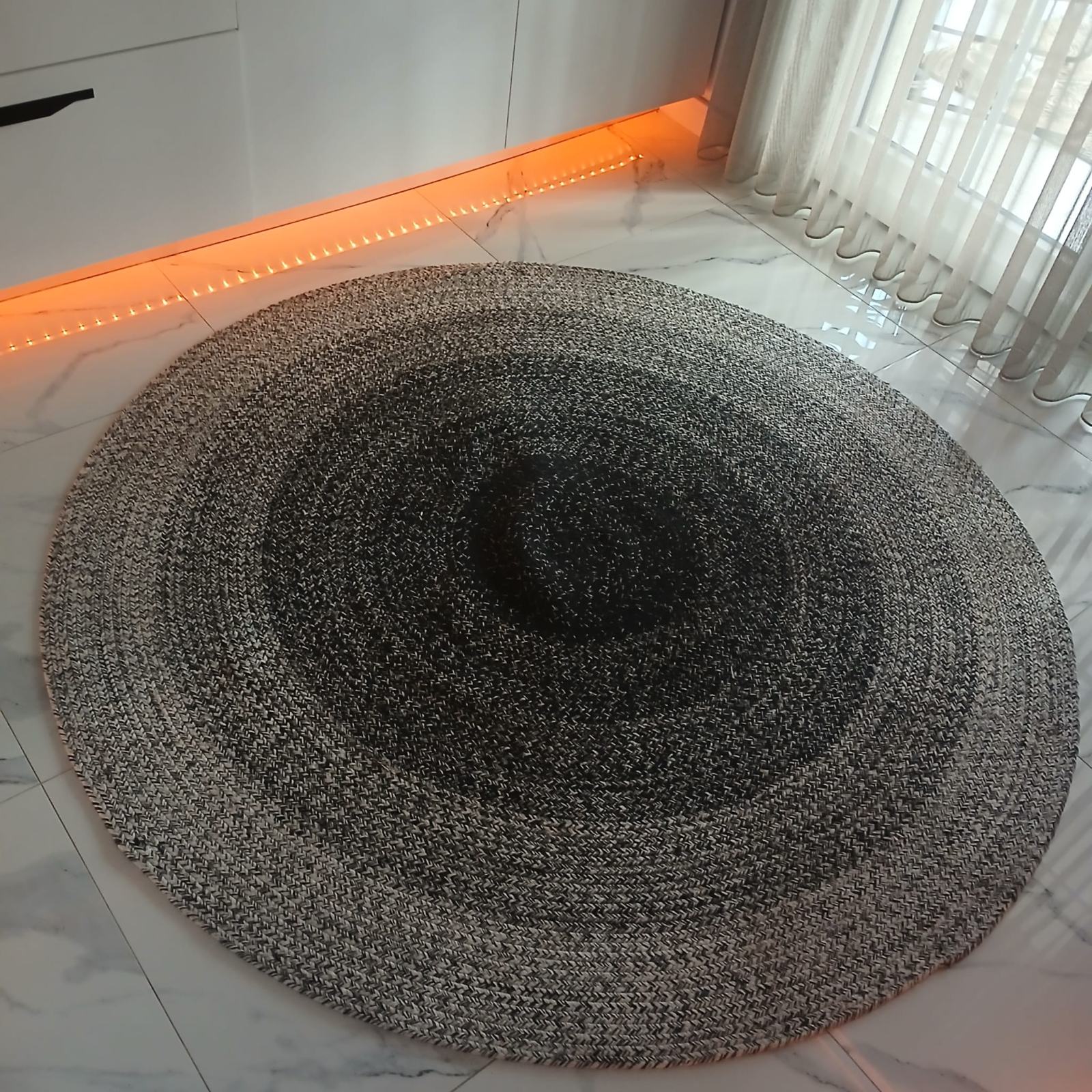 TEPIH NOVI PROMJER 160 CM..NISKO TKANJE..CIJENA 25 EUR