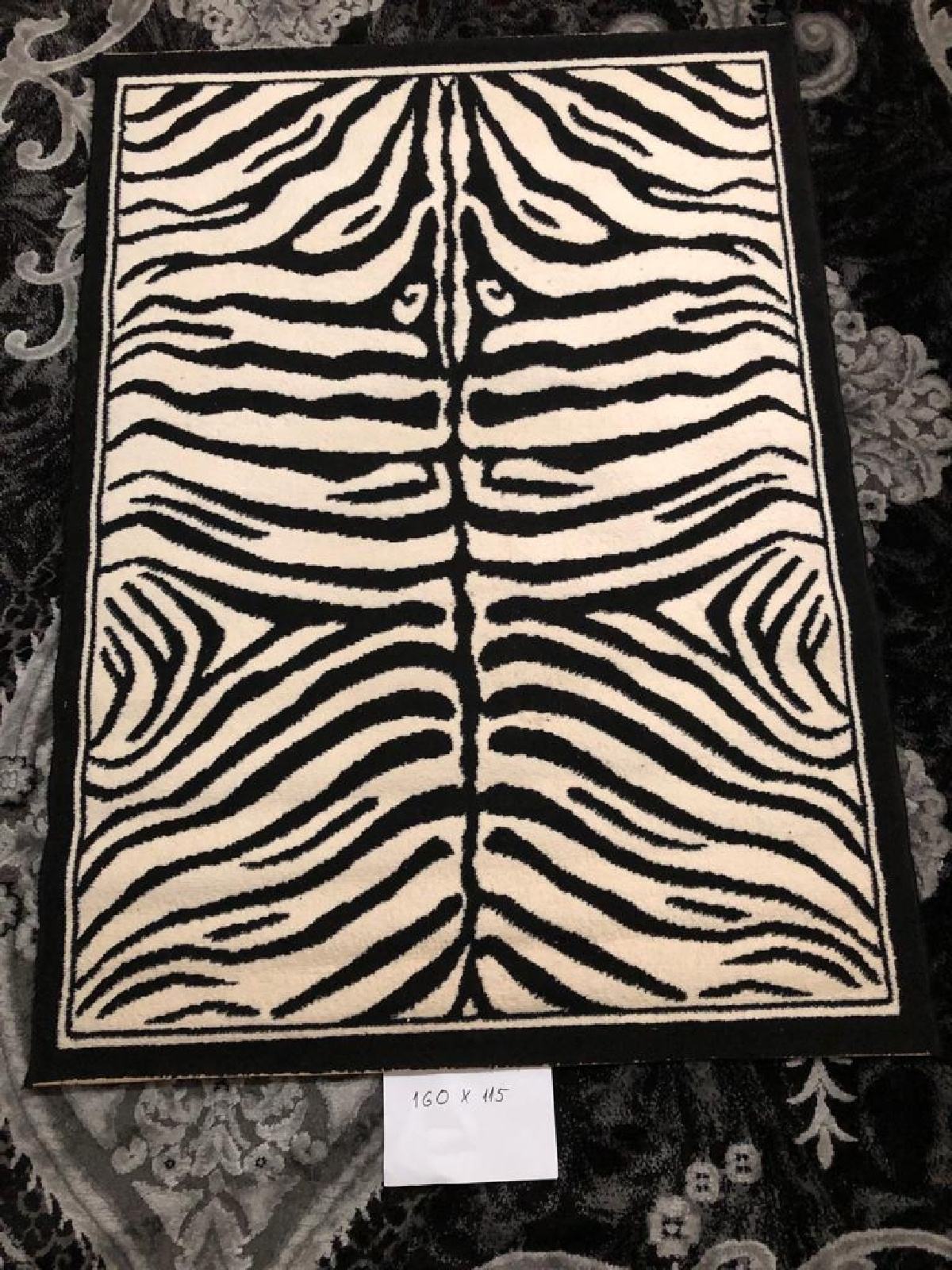 tepih tigrasti, crno bijeli, moderan 160*115 dimenzije